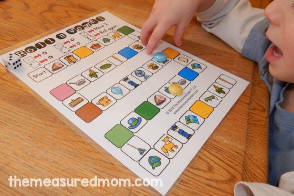Roll a short vowel games - The Measured Mom
